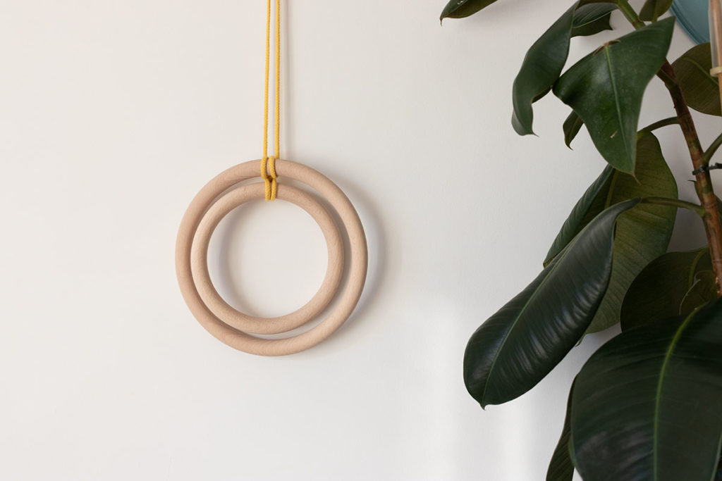Un colgador con aros de madera - Blog Mabaonline